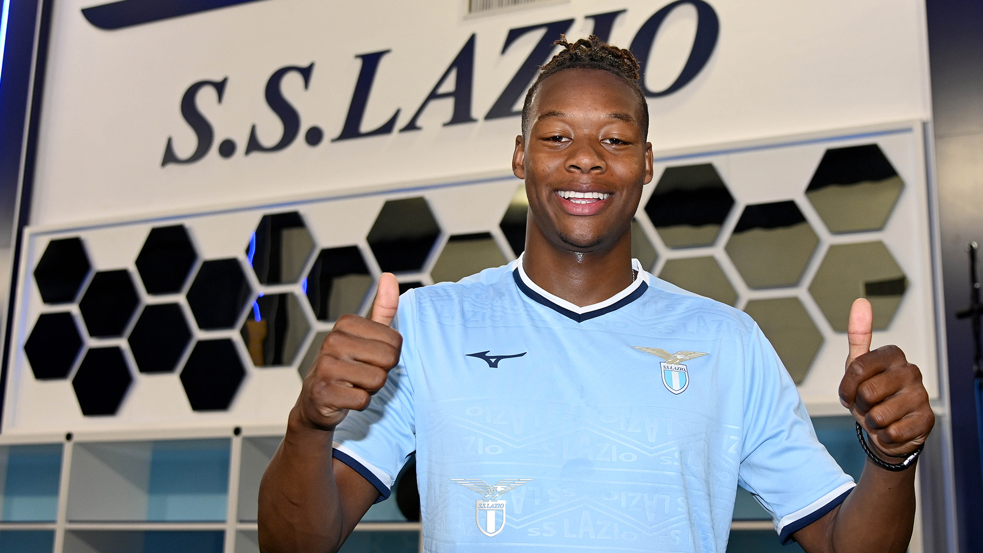 Le prime parole da giocatore della Lazio di Tijjani Noslin | Video